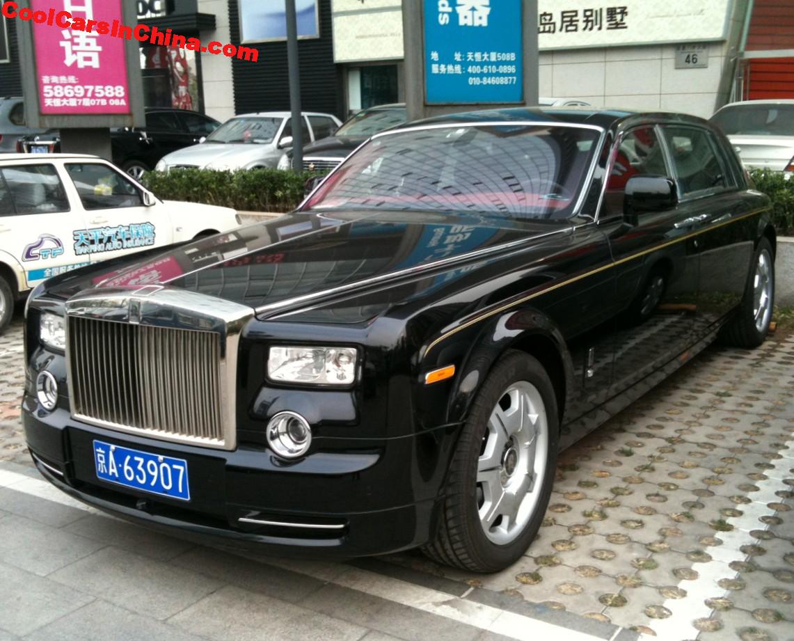 Rolls-Royce Phantom EWB Is An Enormous Black British-German Limousine ...